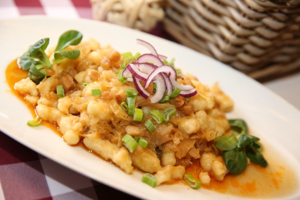 Zemiakové strapačky s kyslou kapustou a údenou slaninkou - Zensky Web