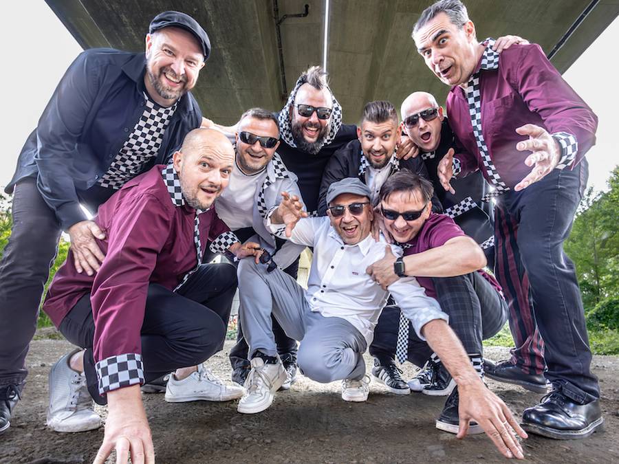 Lepšie je vyzliekať sa, ako obliekať..spieva v novej skladbe Polemic ...